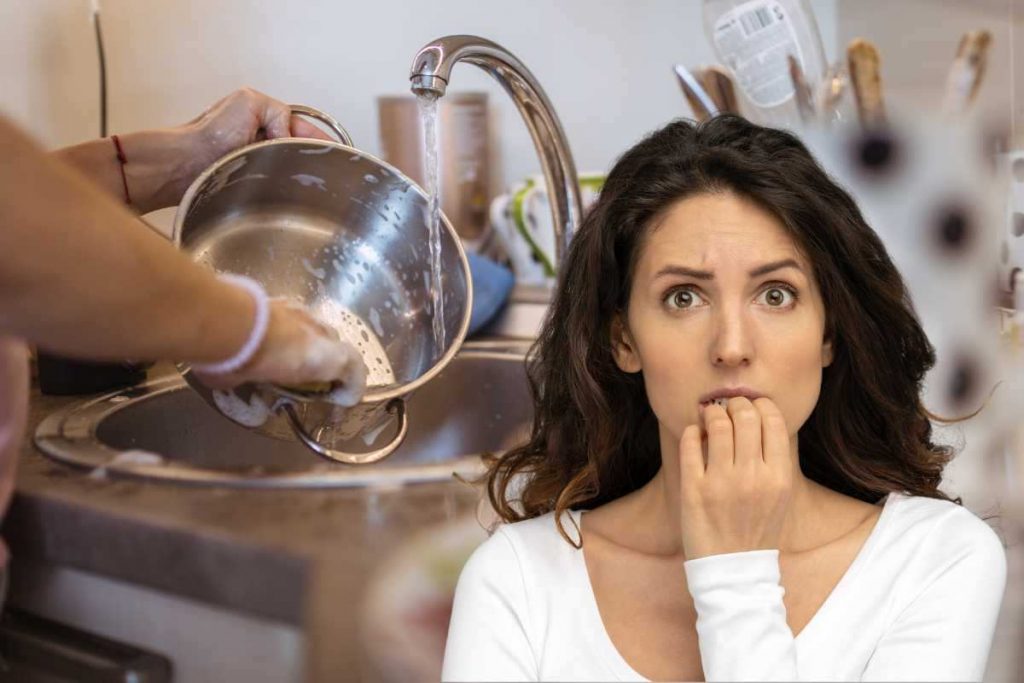 Gli errori più comuni quando si lavano le stoviglie a mano (provocano danni e fanno spendere di ...